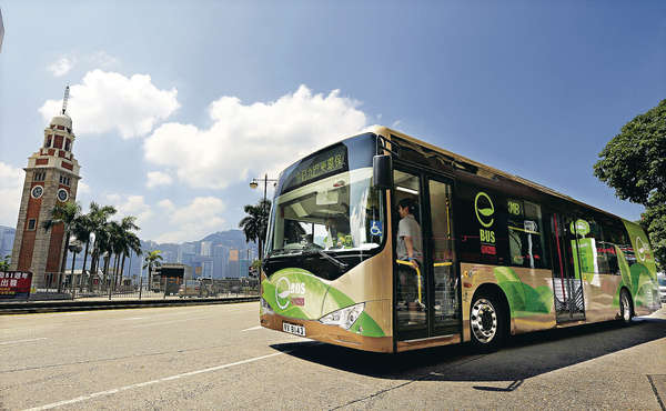 eBus「啟航」 粉絲排隊試搭 甫落地即傳壞車 九巴急澄清