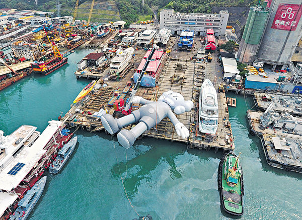 KAWS COMPANION明日漂入維港